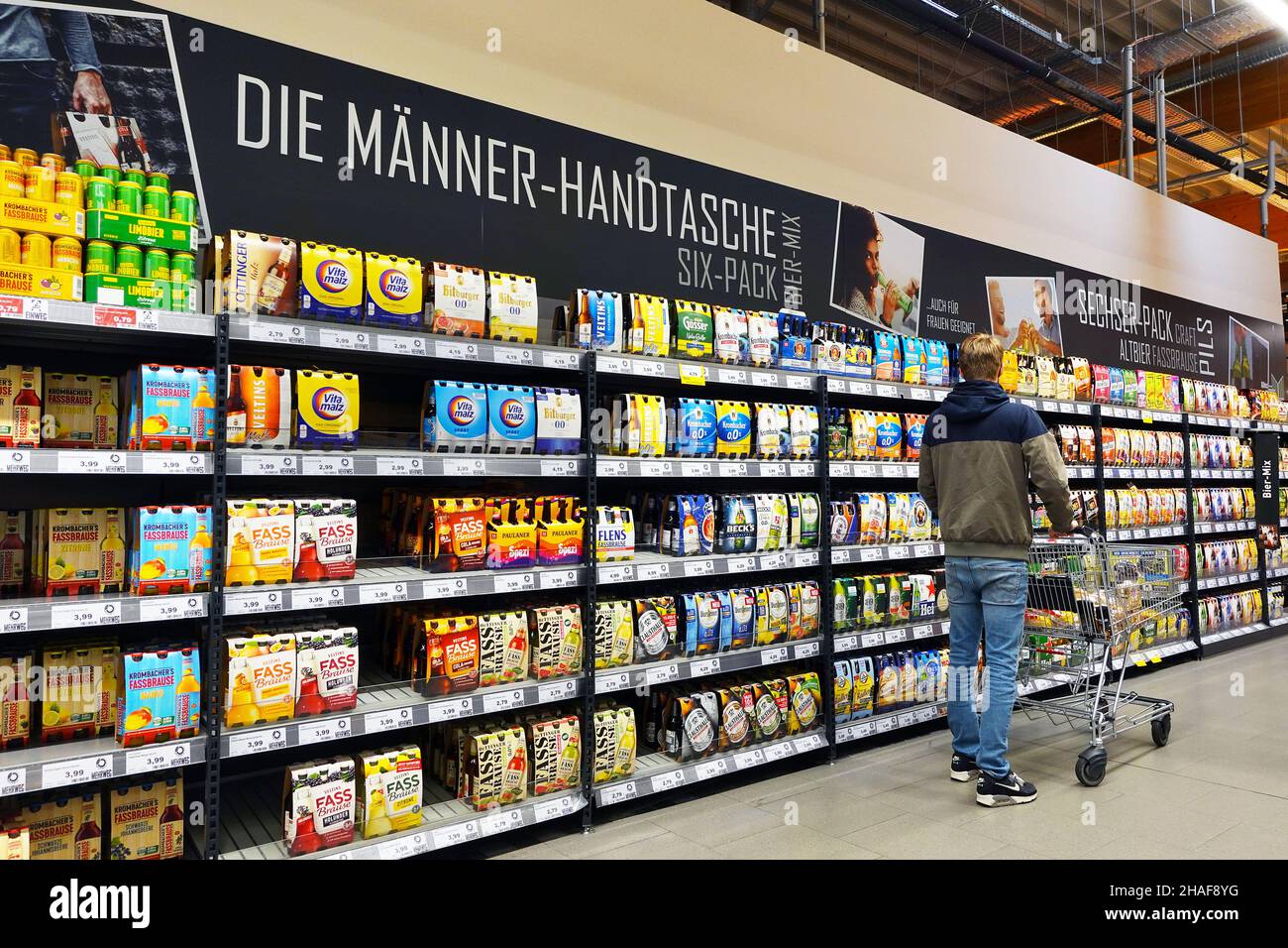 Sechserpack bier -Fotos und -Bildmaterial in hoher Auflösung – Alamy