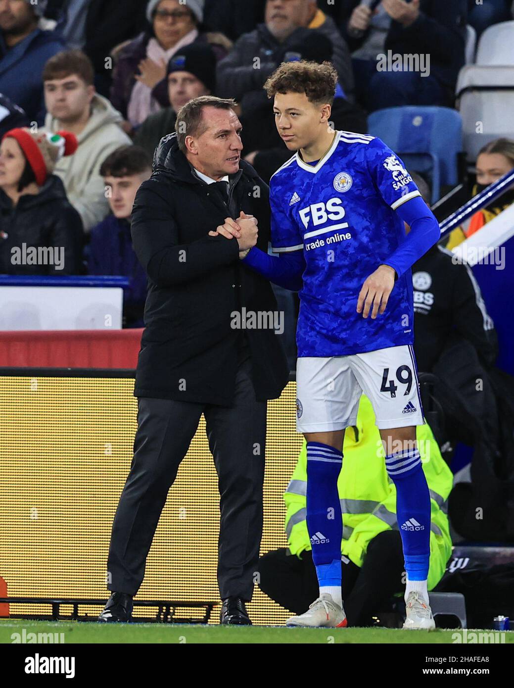 Brendan Rogers Manager von Leicester City schüttelt die Hände mit Casey ...
