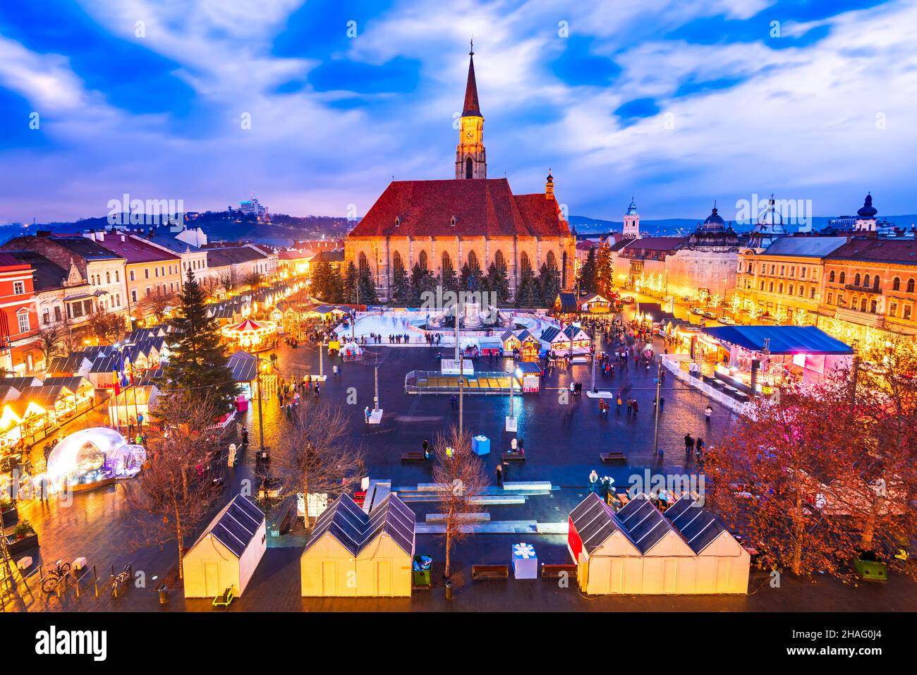 Cluj Napoca, Rumänien - Nachtszene mit Weihnachtsmarkt in Siebenbürgen ...