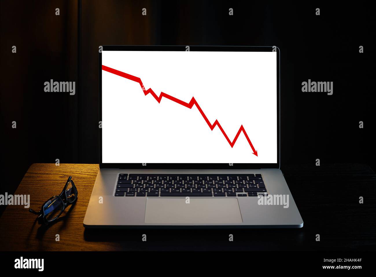 Fallender roter Pfeil oder fallender Aktienmarkt auf dem Laptop ...