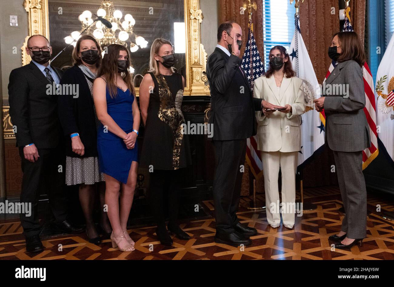 Die Vizepräsidentin der Vereinigten Staaten, Kamala Harris, rechts ...