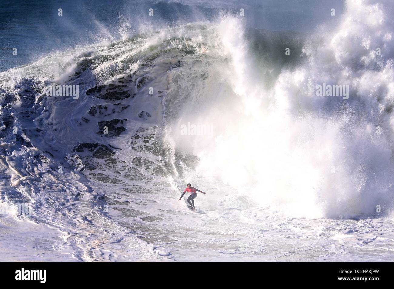 Nazare. 13th Dez 2021. Der Big-Wave-Surfer Kai Lenny aus Hawaii tritt ...