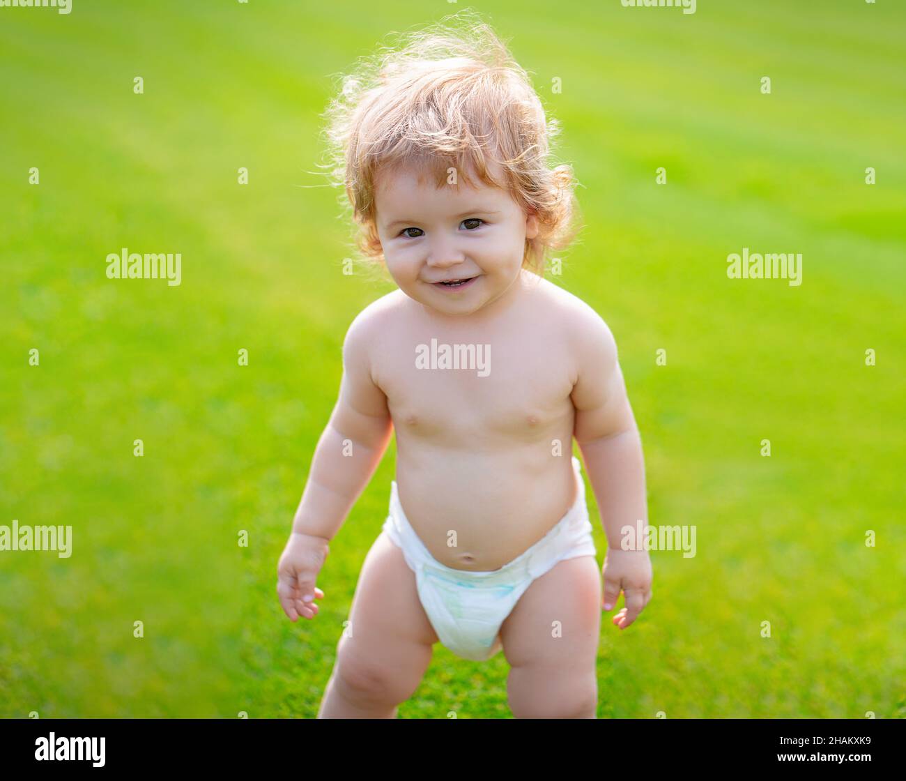 Kind mit windeln auf grüner wiese -Fotos und -Bildmaterial in hoher ...