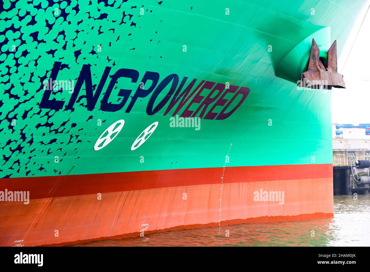 Hamburg, Deutschland. 09th Dez 2021. LNG-Powered steht am Bug des ...