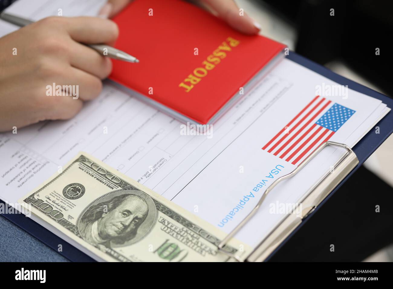 Visa-Antragsformular Papier mit Landesflagge, Reisepass und Banknote ...