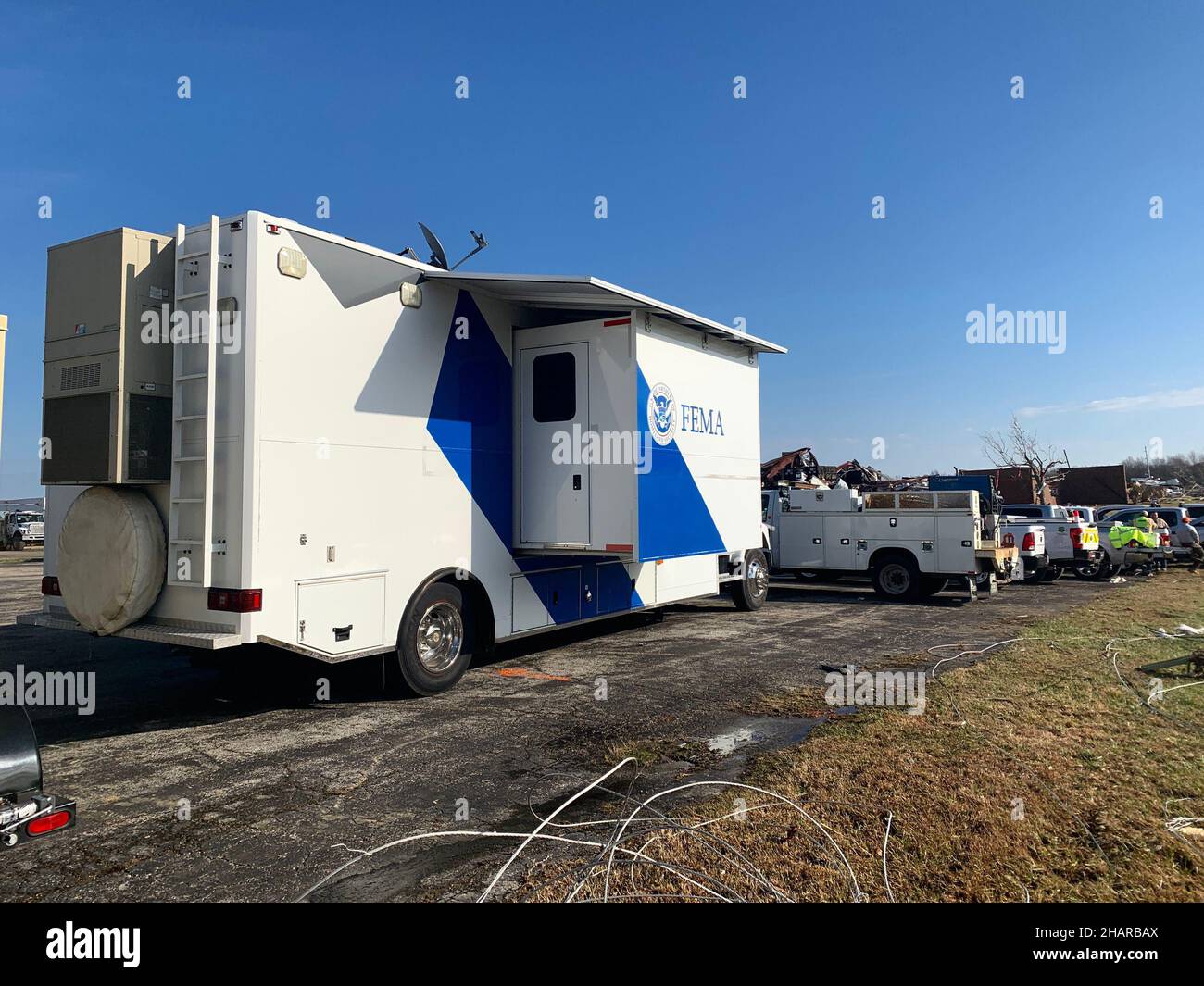 Dawson Springs, Kentucky, USA. 14th Dez 2021. Mitglieder der Ohio Task ...