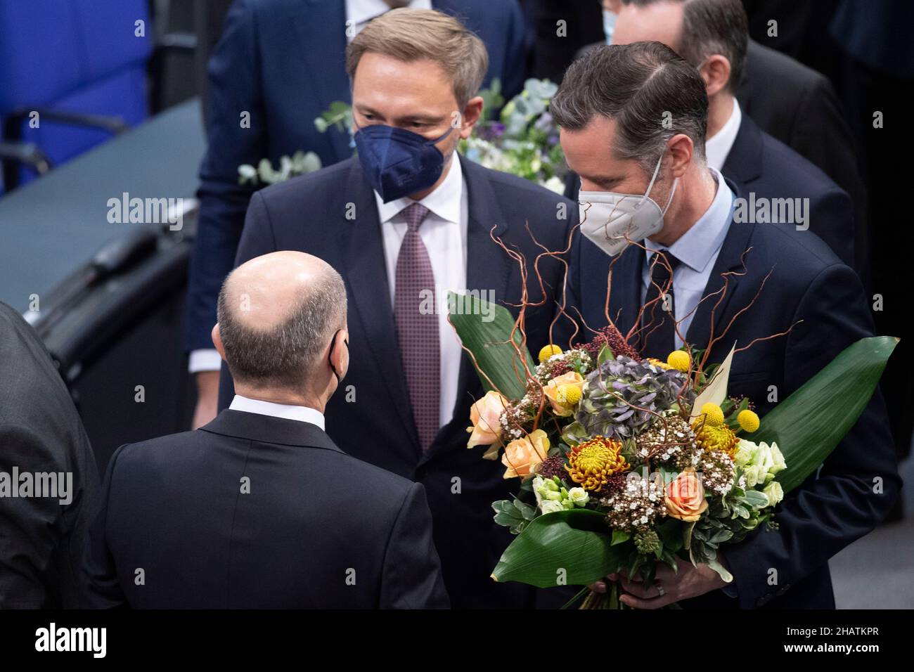 Berlin, Deutschland. 08th Dez 2021. Bundeskanzler Olaf SCHOLZ (SPD) erhält Glückwünsche von ...