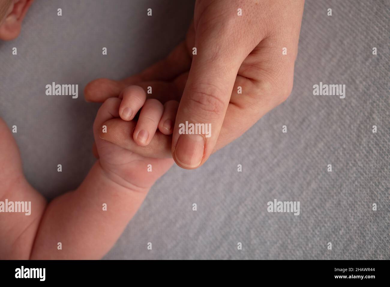 Nach der geburt seiner neugeborenen tochter -Fotos und -Bildmaterial in ...