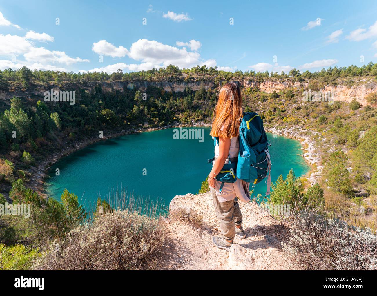 Wanderer, der an der klippe steht -Fotos und -Bildmaterial in hoher Auflösung – Alamy