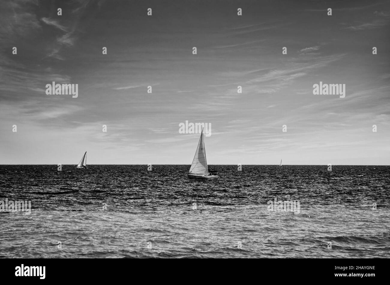 Outdoor-Szene auf dem Lake Ontario mit bewölktem Himmel, dunklem Wasser ...