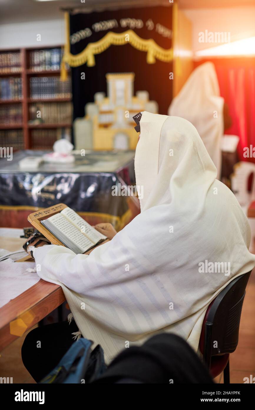 Orthodoxer ultra-orthodoxer Jude aus der Synagoge. Rückansicht eines ...