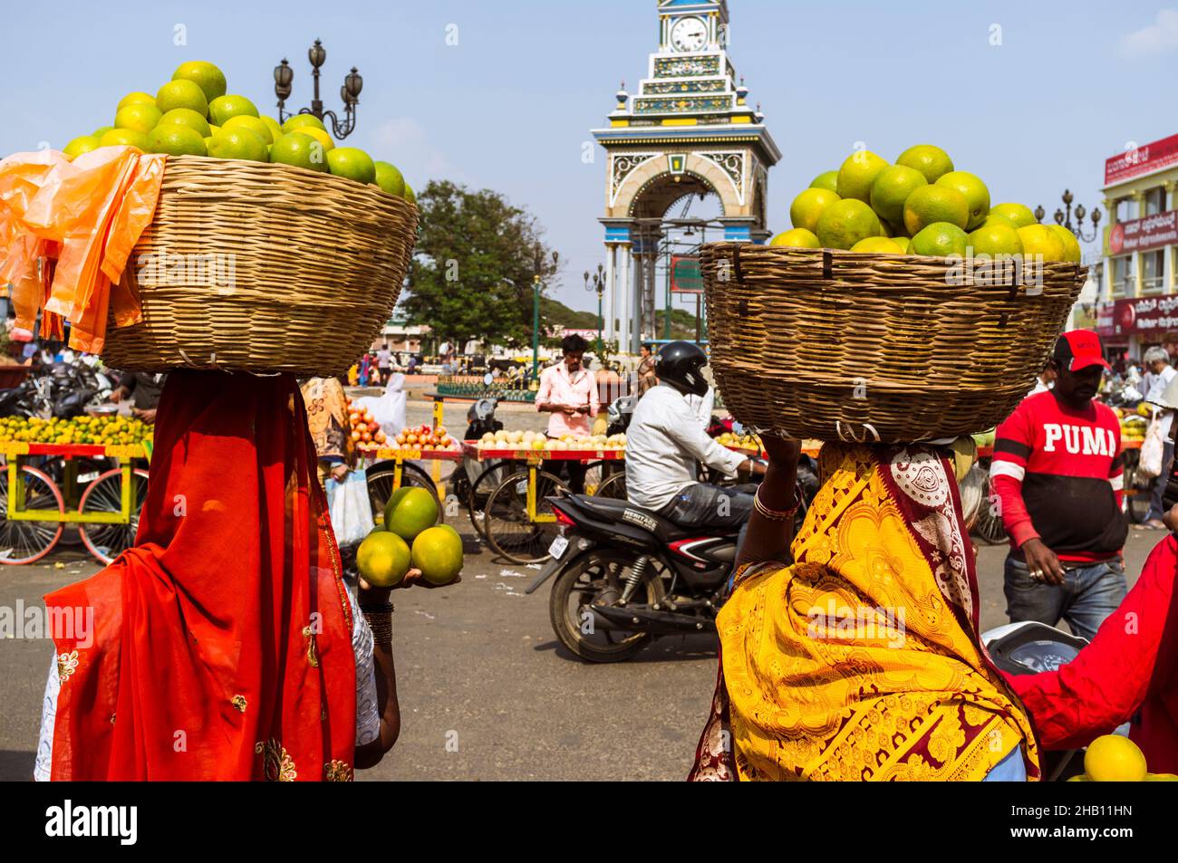 Mysore, Karnataka, Indien: Zwei Frauen tragen Obstkörbe auf ihren ...