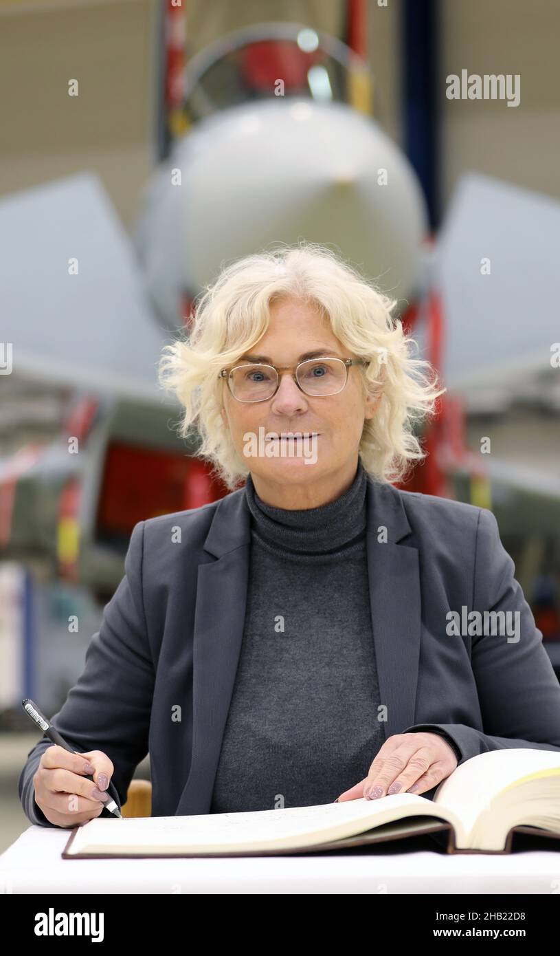 Laage, Deutschland. 16th Dez 2021. Bundesverteidigungsministerin ...