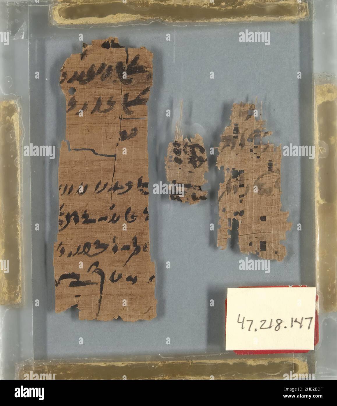 Papyrusfragmente beschriftet -Fotos und -Bildmaterial in hoher ...