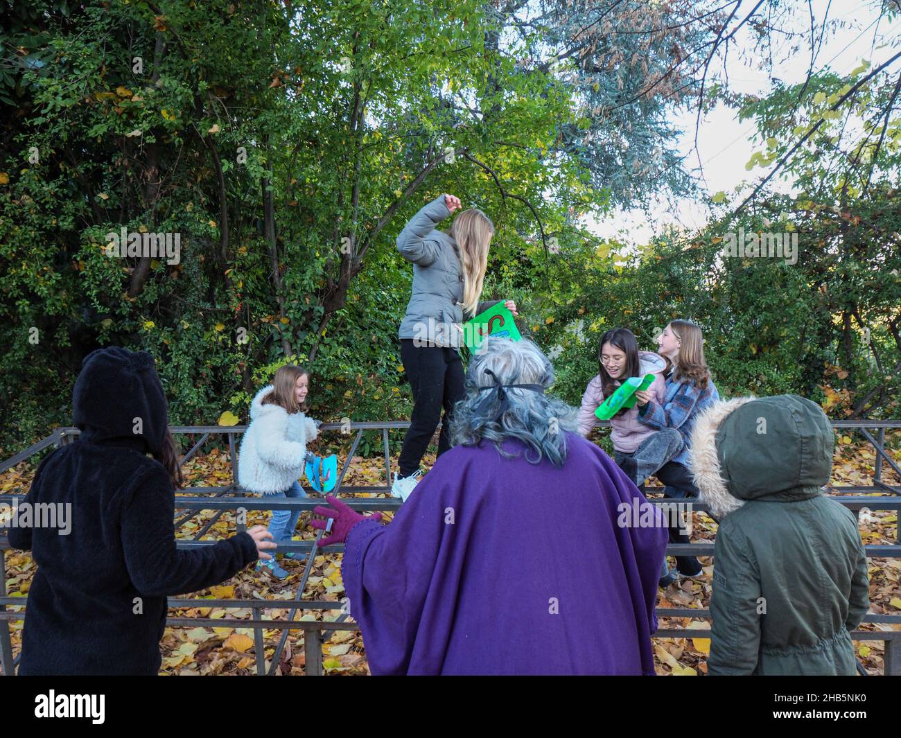 Ökologen Kinder Mädchen spielen, um den Planeten zu retten, wie böse ...
