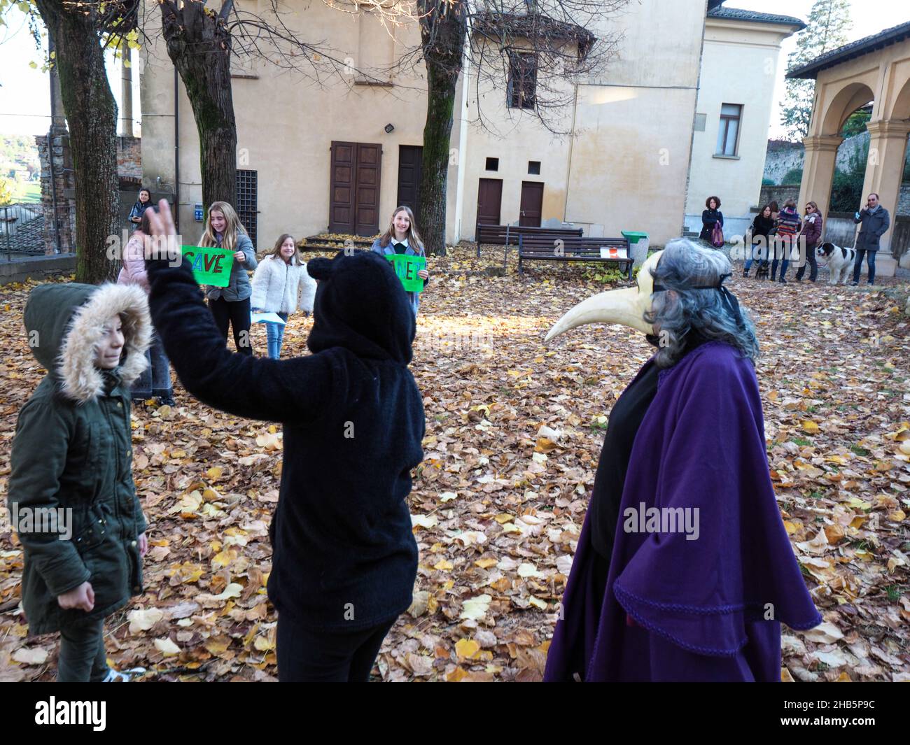 Ökologen Kinder Mädchen spielen, um den Planeten zu retten, wie böse ...