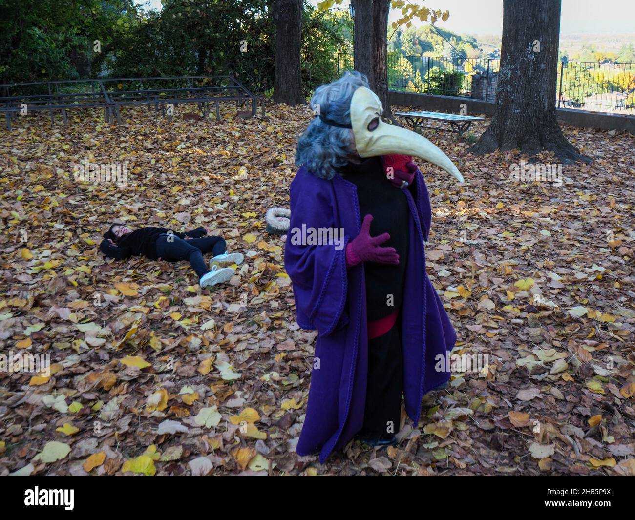 Ökologen Kinder Mädchen spielen, um den Planeten zu retten, wie böse ...