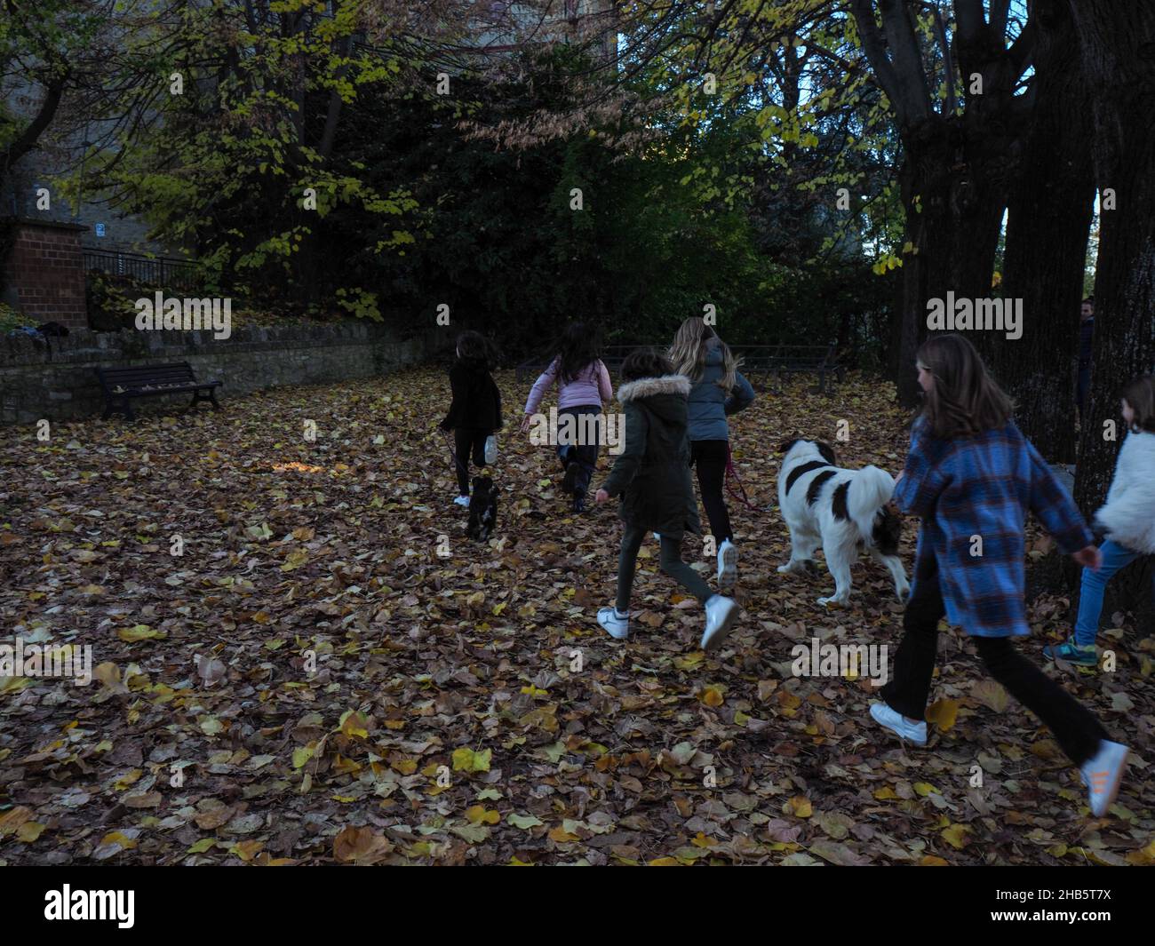 Ökologen Kinder Mädchen spielen, um den Planeten zu retten, wie böse ...