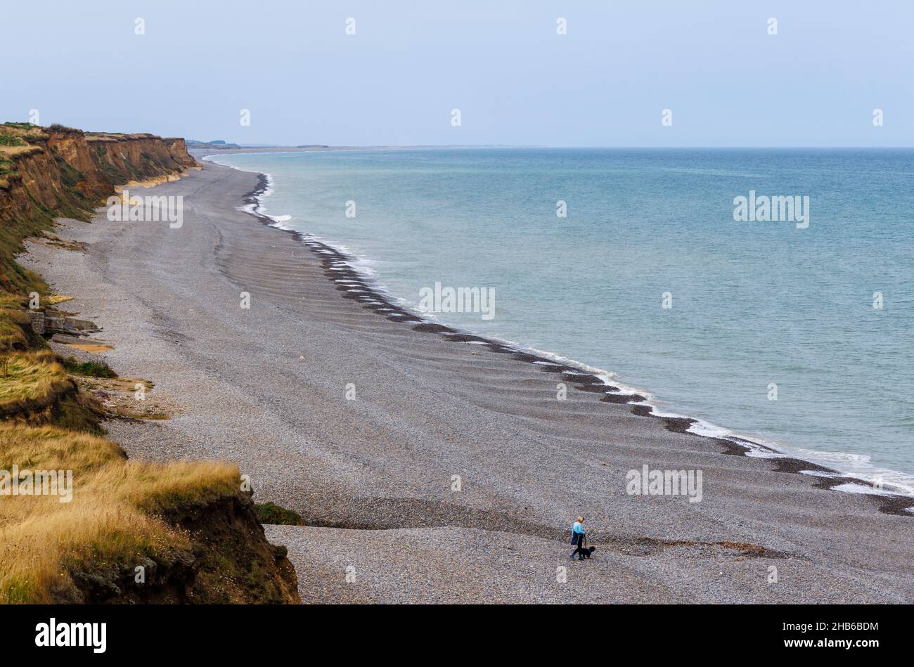 Erodierende, bröckelnde Klippen und der steinige Strand und die Küste ...