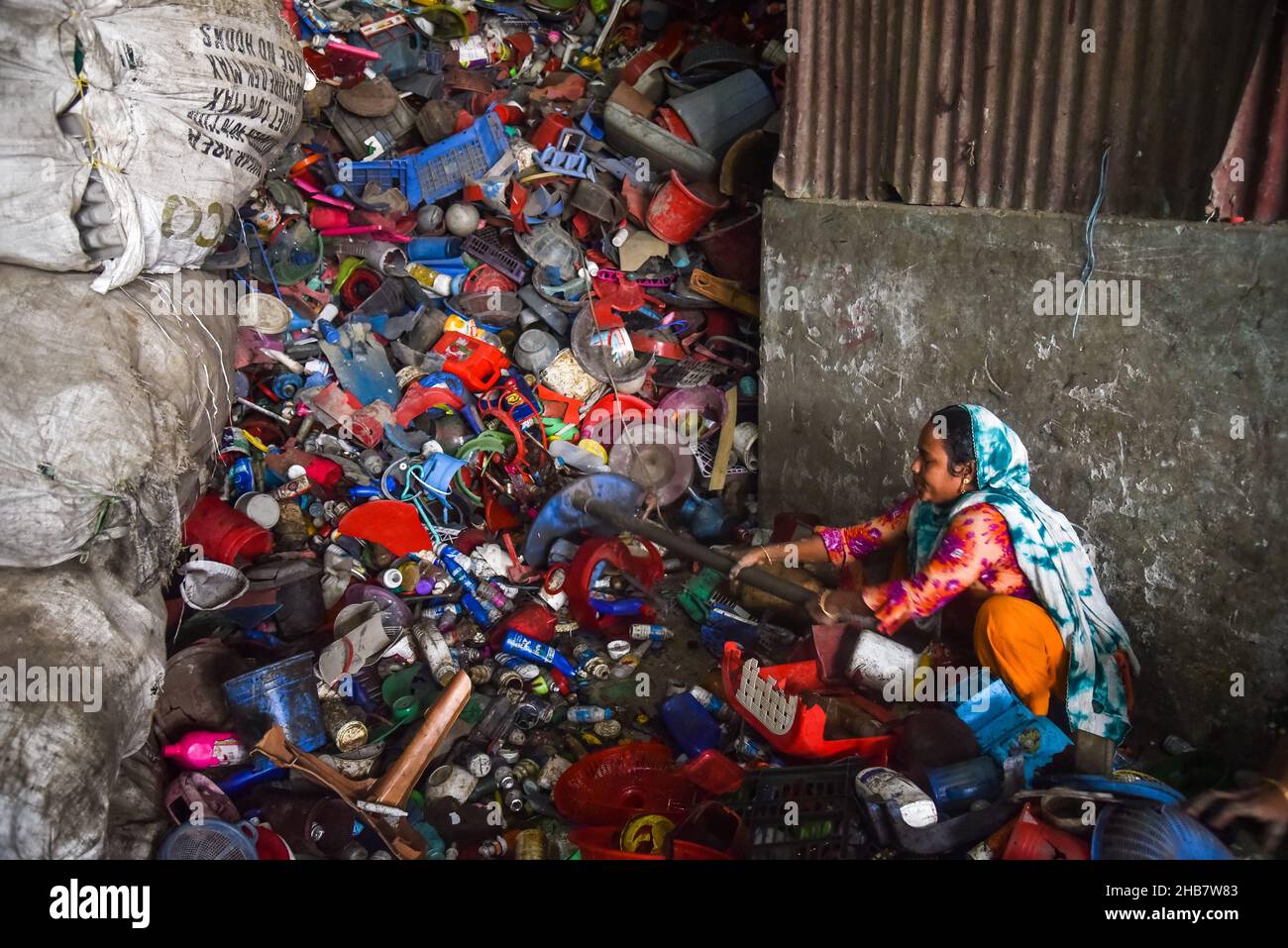 Barishal, Bangladesch. 17th Dez 2021. Arbeiterinnen sortieren ...