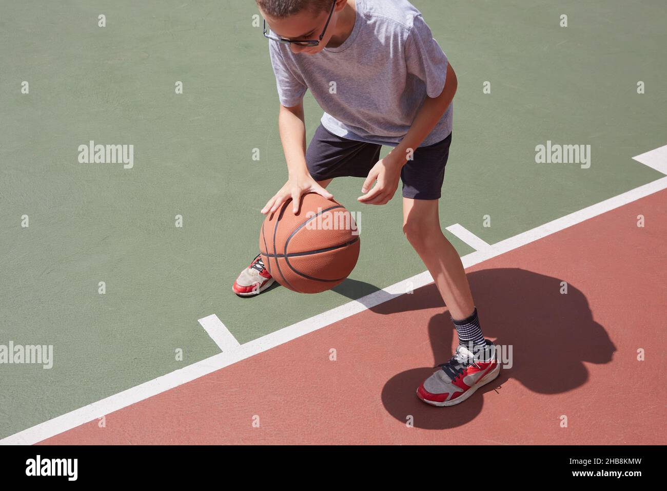Junge dribbling basketball -Fotos und -Bildmaterial in hoher Auflösung ...