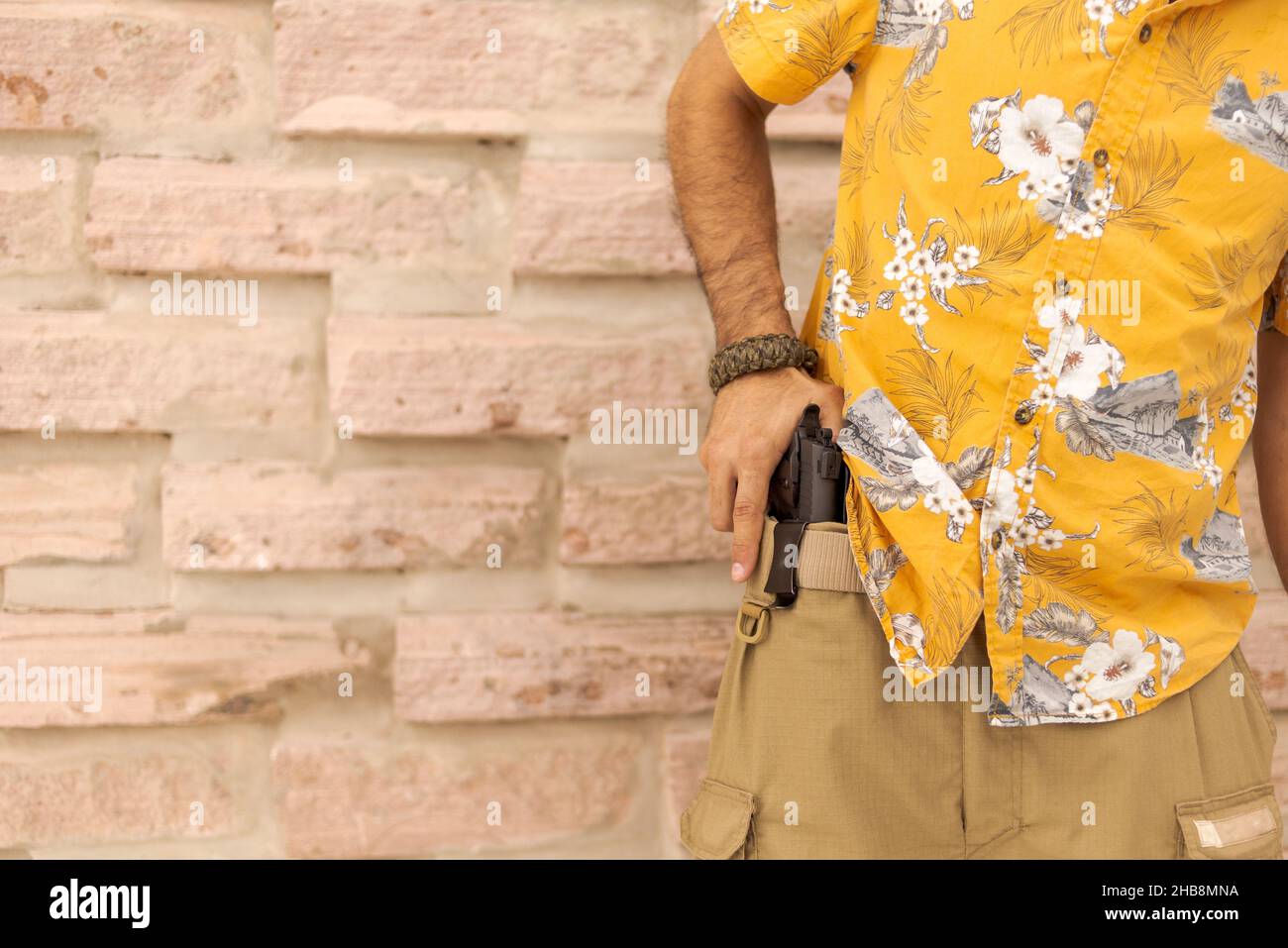 Umgang mit pistolen -Fotos und -Bildmaterial in hoher Auflösung – Alamy