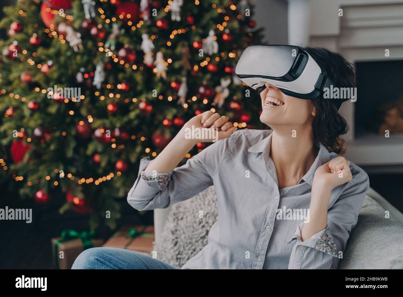 Eine verblüffte Frau, die zum ersten Mal eine Virtual-Reality-Brille ...