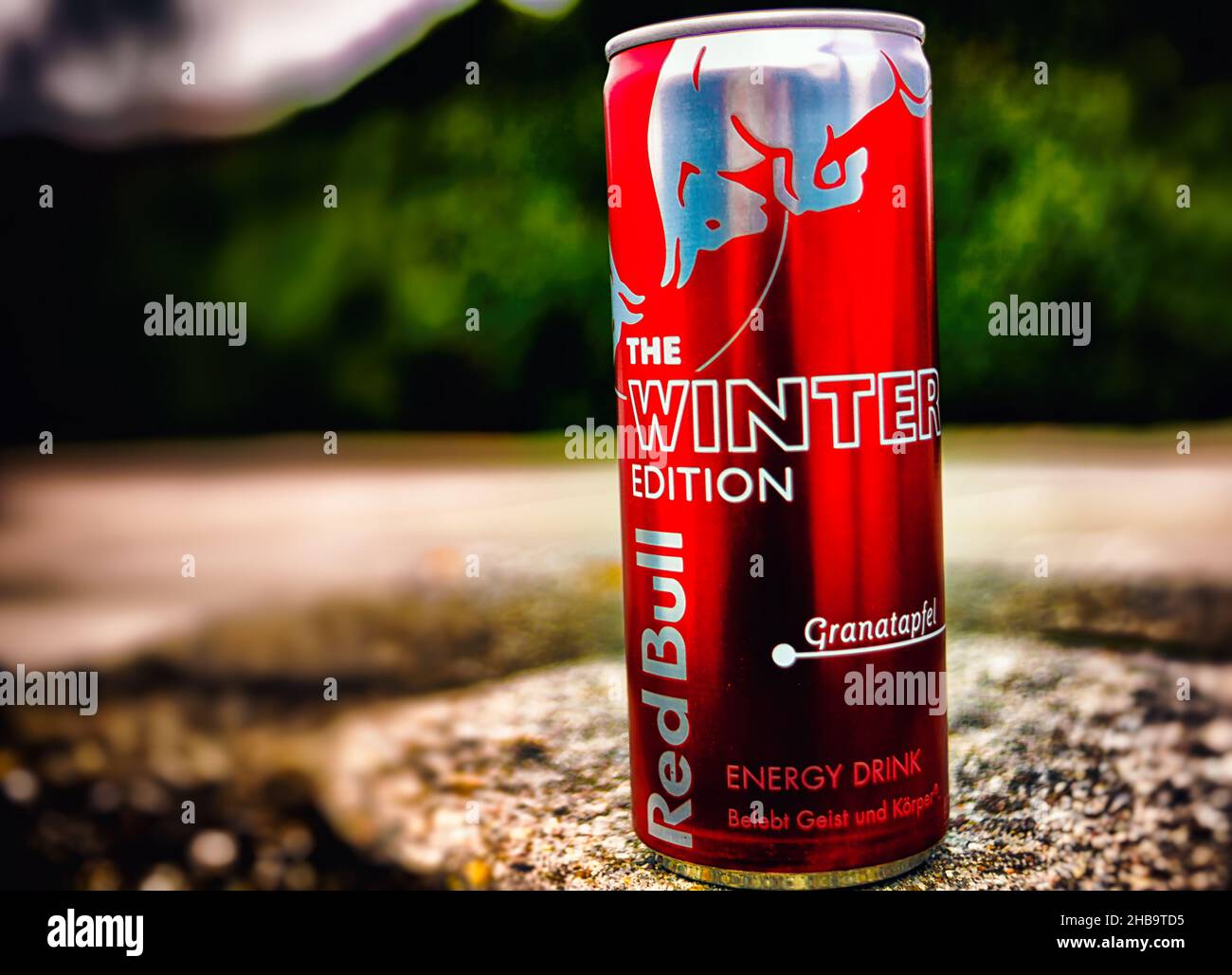 Red bull energy drink red edition -Fotos und -Bildmaterial in hoher ...