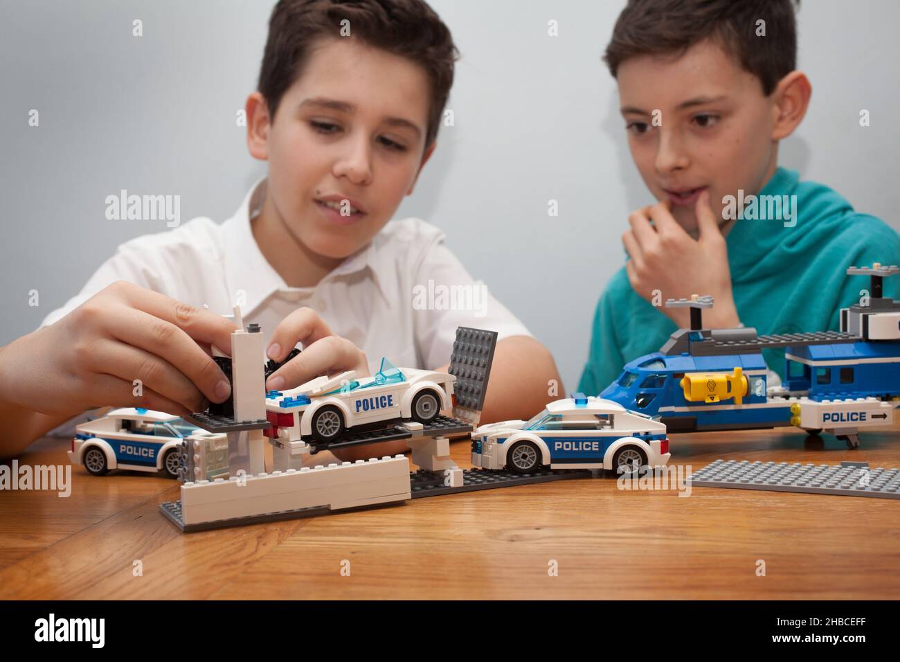 Kind spielt mit lego -Fotos und -Bildmaterial in hoher Auflösung – Alamy