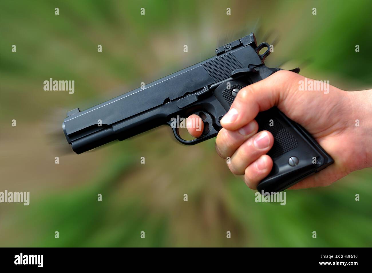 Pistole in der hand nach rechts -Fotos und -Bildmaterial in hoher ...