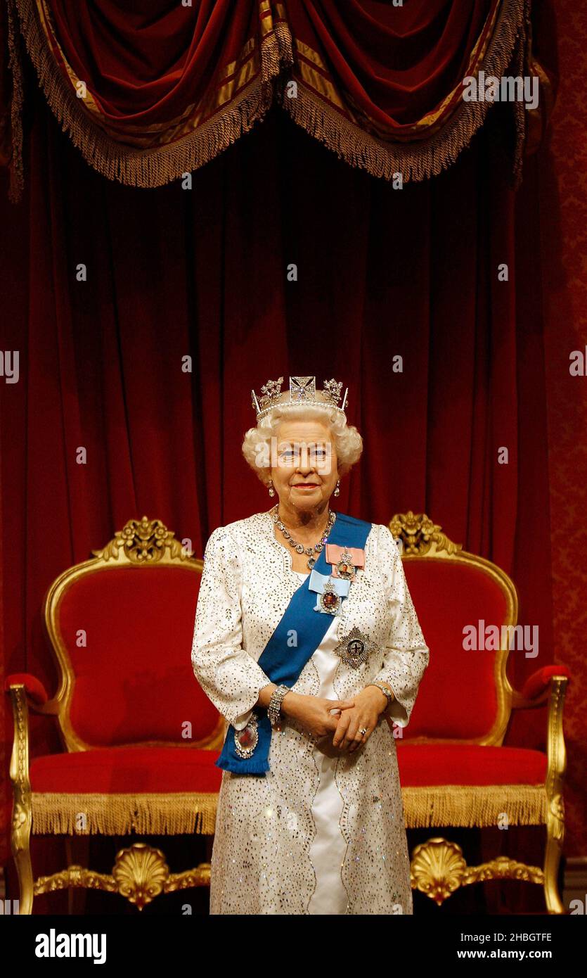 Die Neue Wachsfigur Von Elizabeth Ii Ihrer Majestät Der Königin Wurde Bei Madame Tussauds