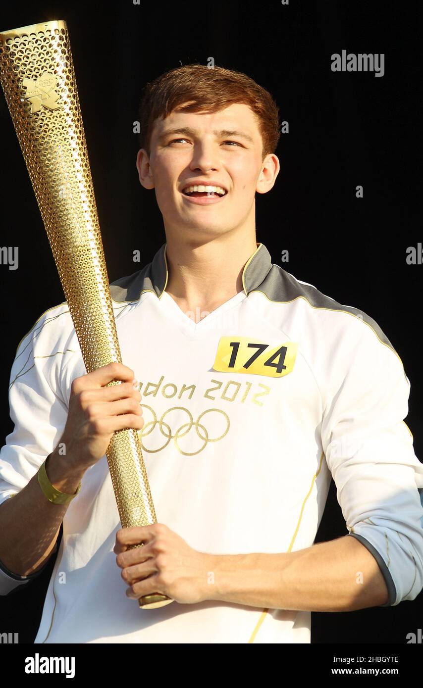 Fackel-BearerTyler Rix mit der olympischen Fackel bei Coca-Colas London ...