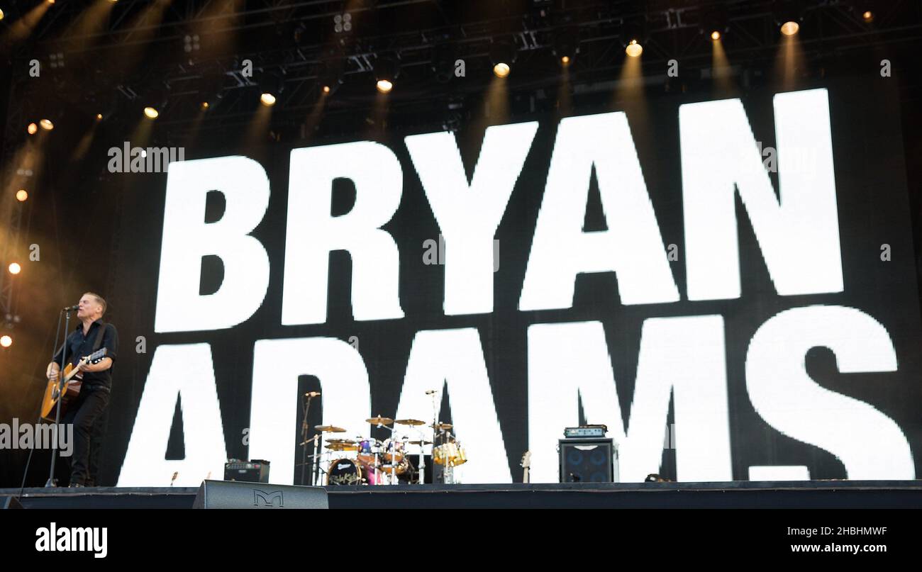 Bryan adams queen elizabeth -Fotos und -Bildmaterial in hoher Auflösung ...