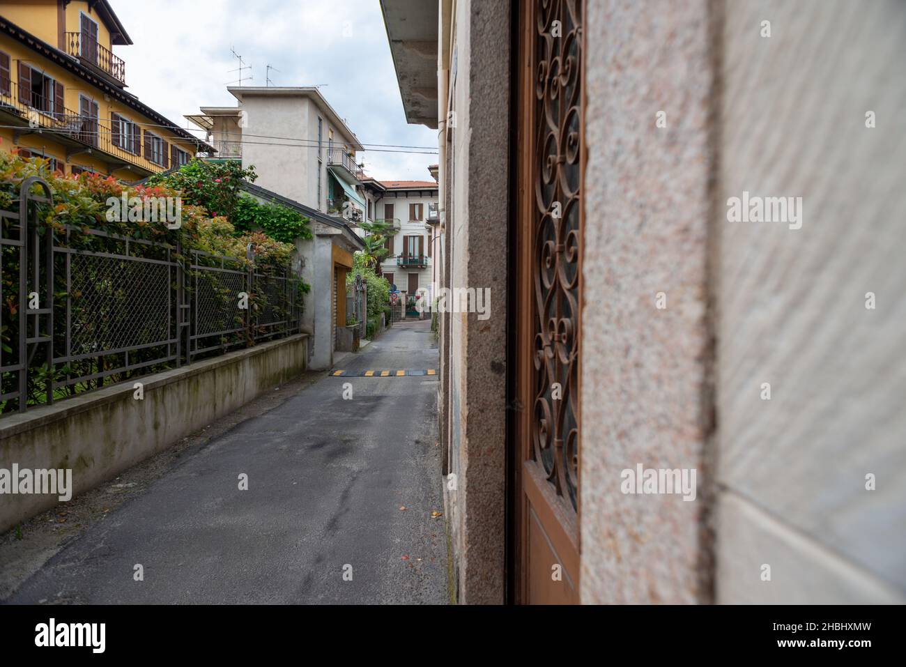 Durch eine enge gasse -Fotos und -Bildmaterial in hoher Auflösung – Alamy