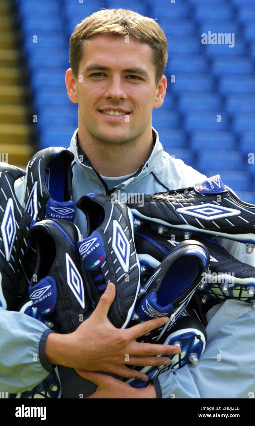 Der Liverpool Champions League Sturmer Michael Owen schlieBt sich den anderen fuhrenden internationalen FuBballsymbolen von Umbro in London an um den neuen xai FuBballschuh zu lancieren. Halbe Lange S...