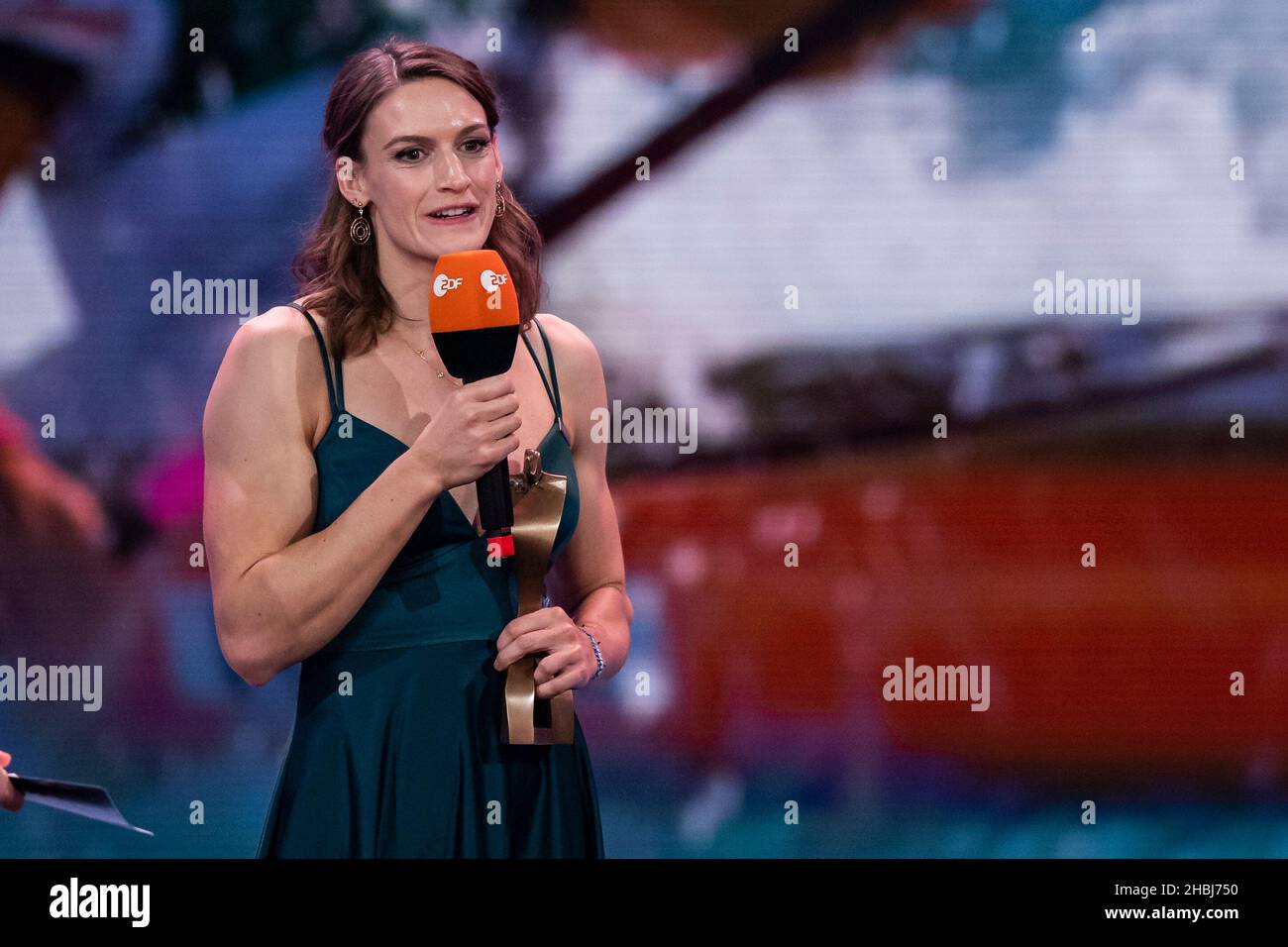 Baden Baden, Deutschland. 19th Dez 2021. Ricarda Funk (Platz 3rd) steht ...