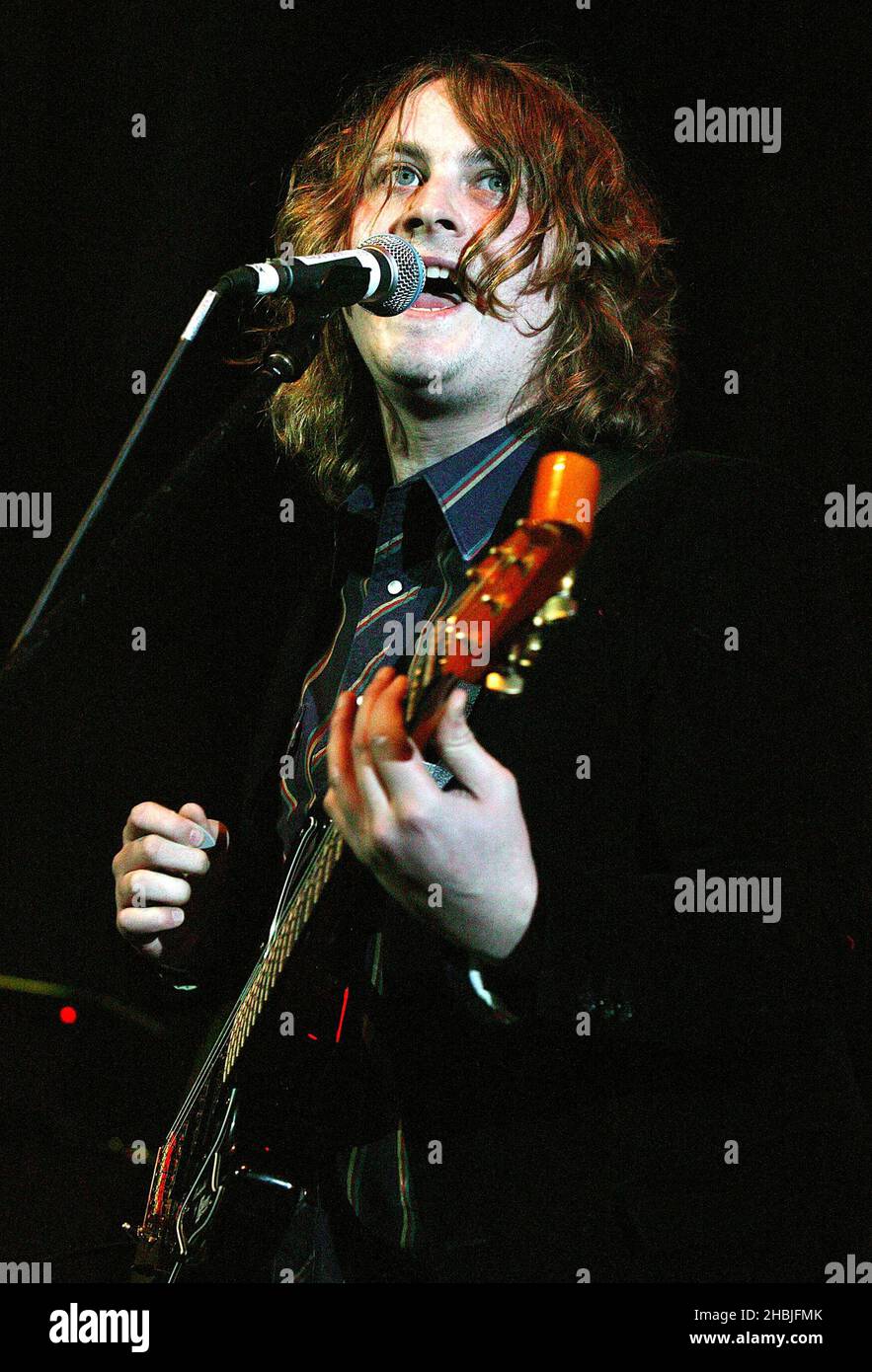 Dave McCabe von den Zutons tritt am 5. Dezember 2004 in London auf der ...
