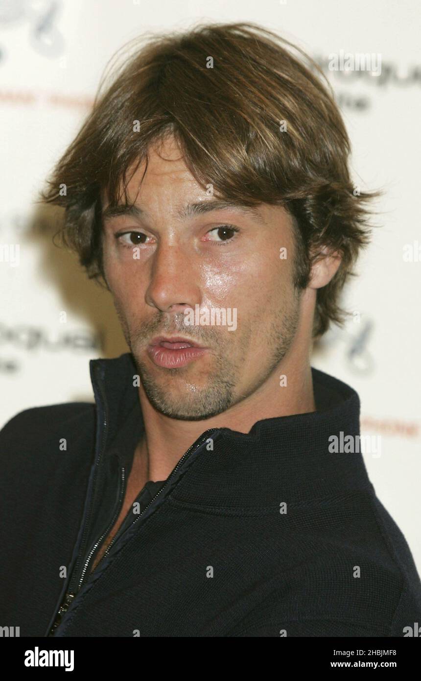 Jay Kay, Frontmann von Jamiroquai, signiert ein neues Album und stellt ...