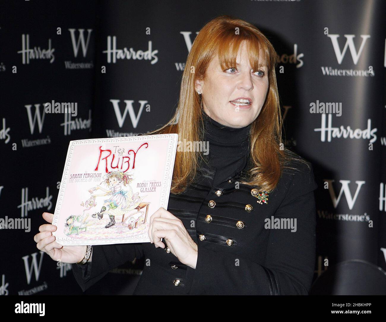 Sarah Ferguson, die Herzogin von York, signiert Kopien ihres neuen ...