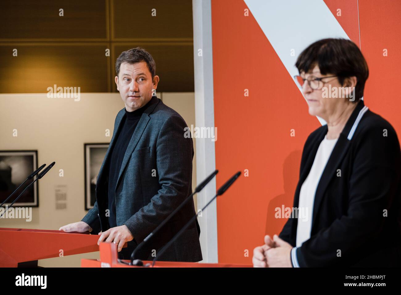 Berlin, Deutschland. 20th Dez 2021. LARS KLINGBEIL und SASKIA ESKEN bei ...