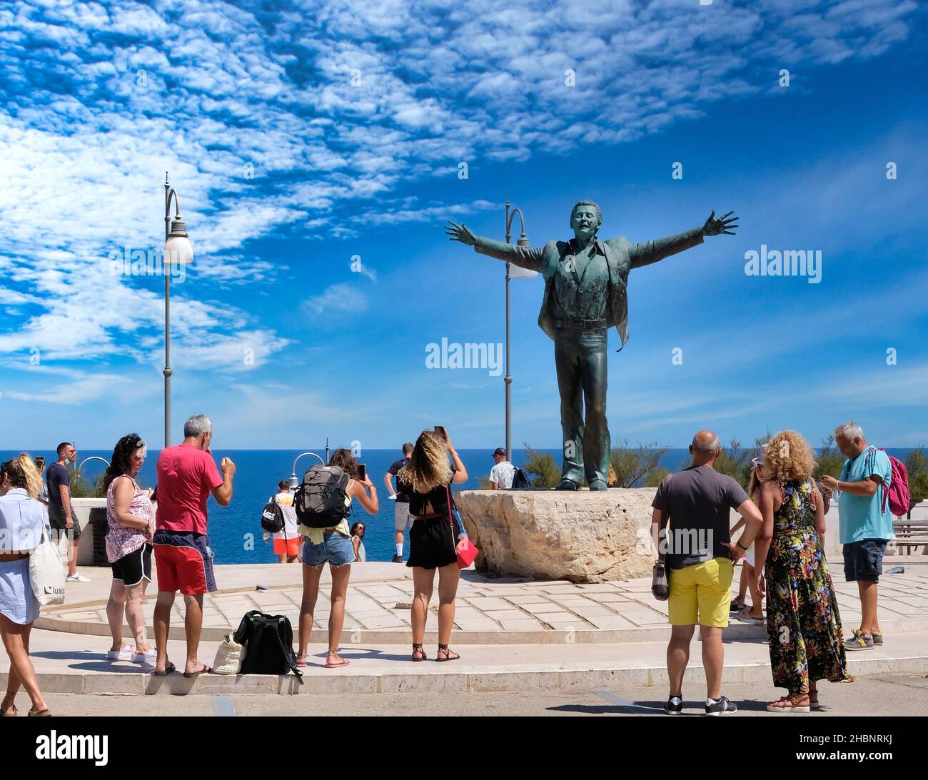 Statue der statue domenico modugno -Fotos und -Bildmaterial in hoher ...