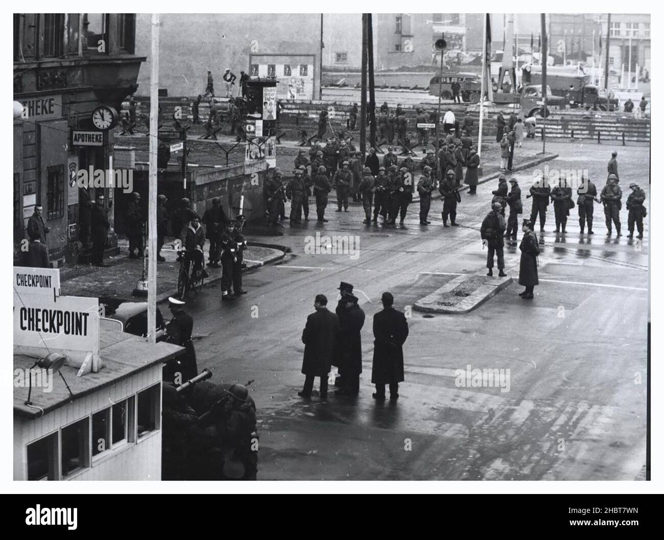 Checkpoint charlie 1960s -Fotos und -Bildmaterial in hoher Auflösung ...