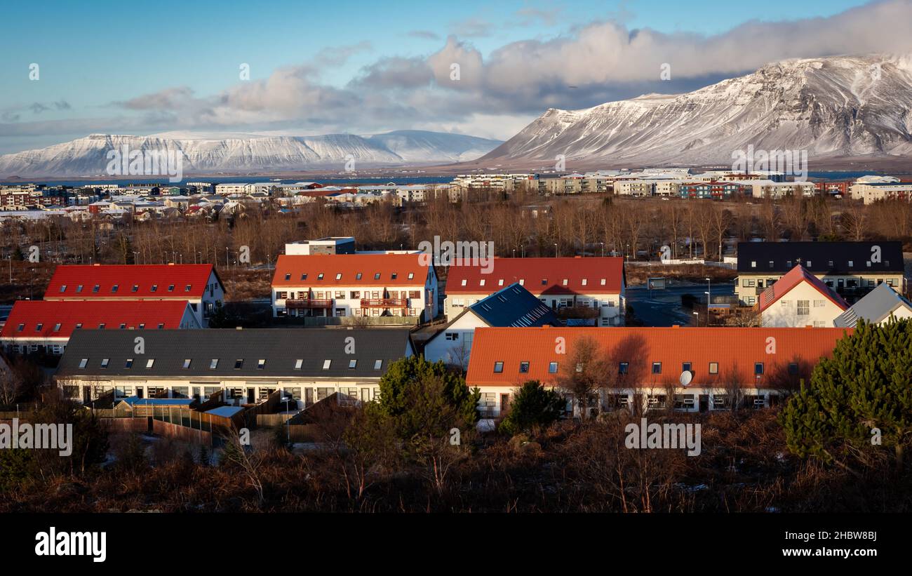 Reykjavik, Island - 24. Januar 2021: Vororte von Reykjavik im Winter ...