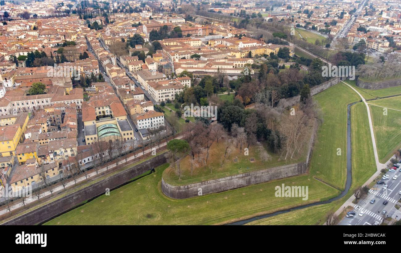 Stadtmauer von lucca -Fotos und -Bildmaterial in hoher Auflösung – Alamy