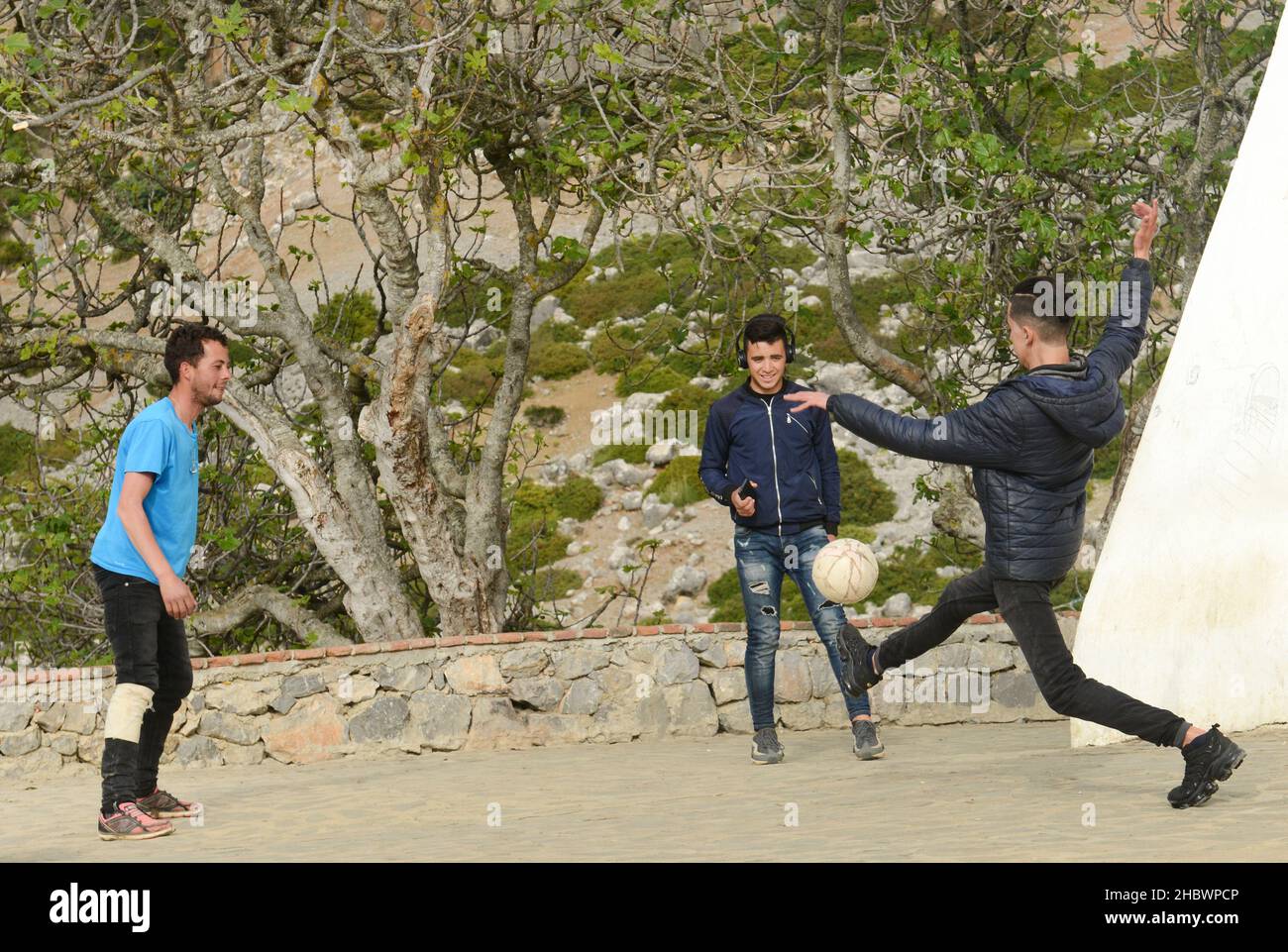 Men Playing Football Fotos Und Bildmaterial In Hoher Auflösung Alamy