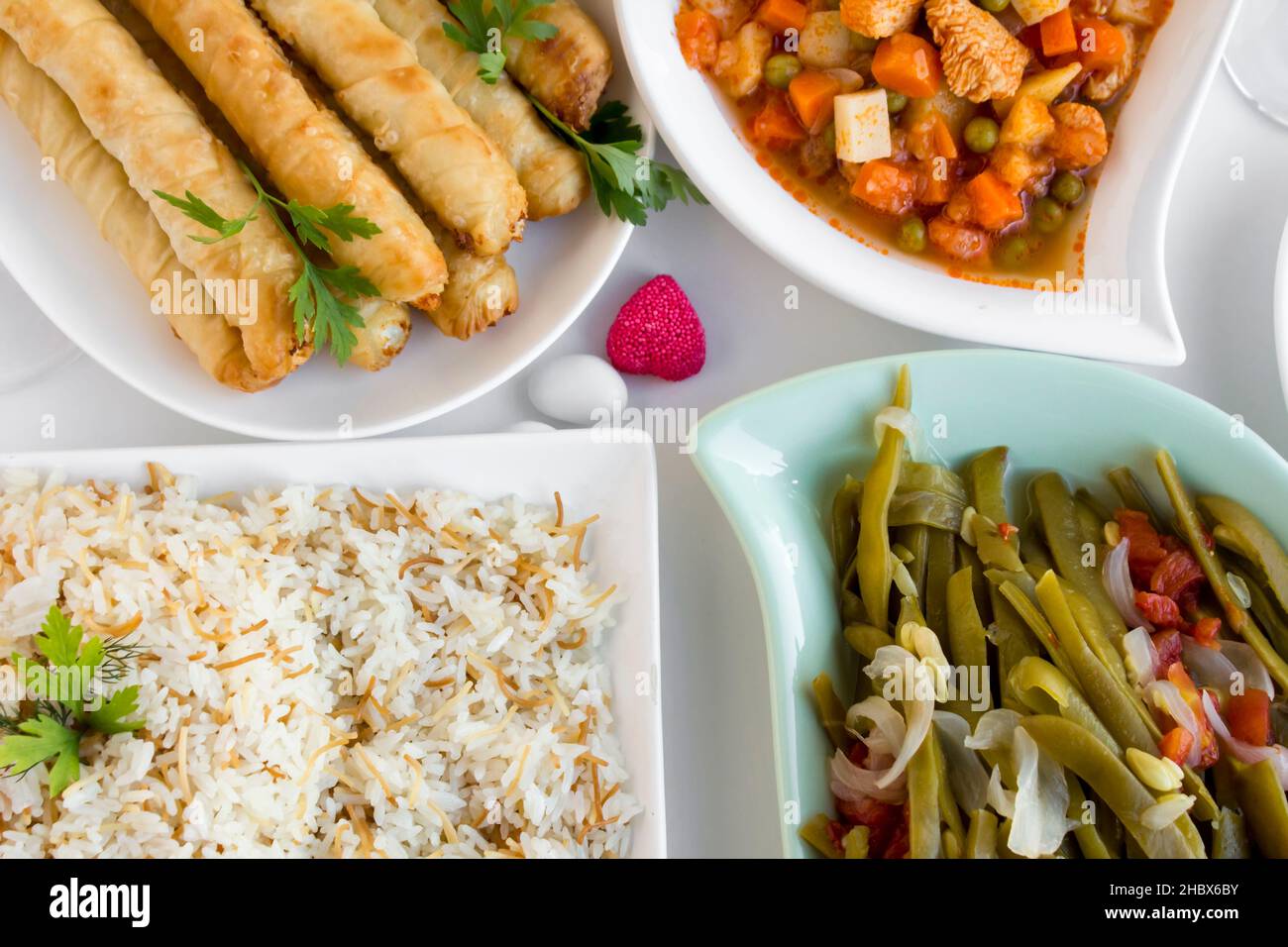 Traditionelles türkisches Fest, Tisch mit Speisen der türkischen Küche ...