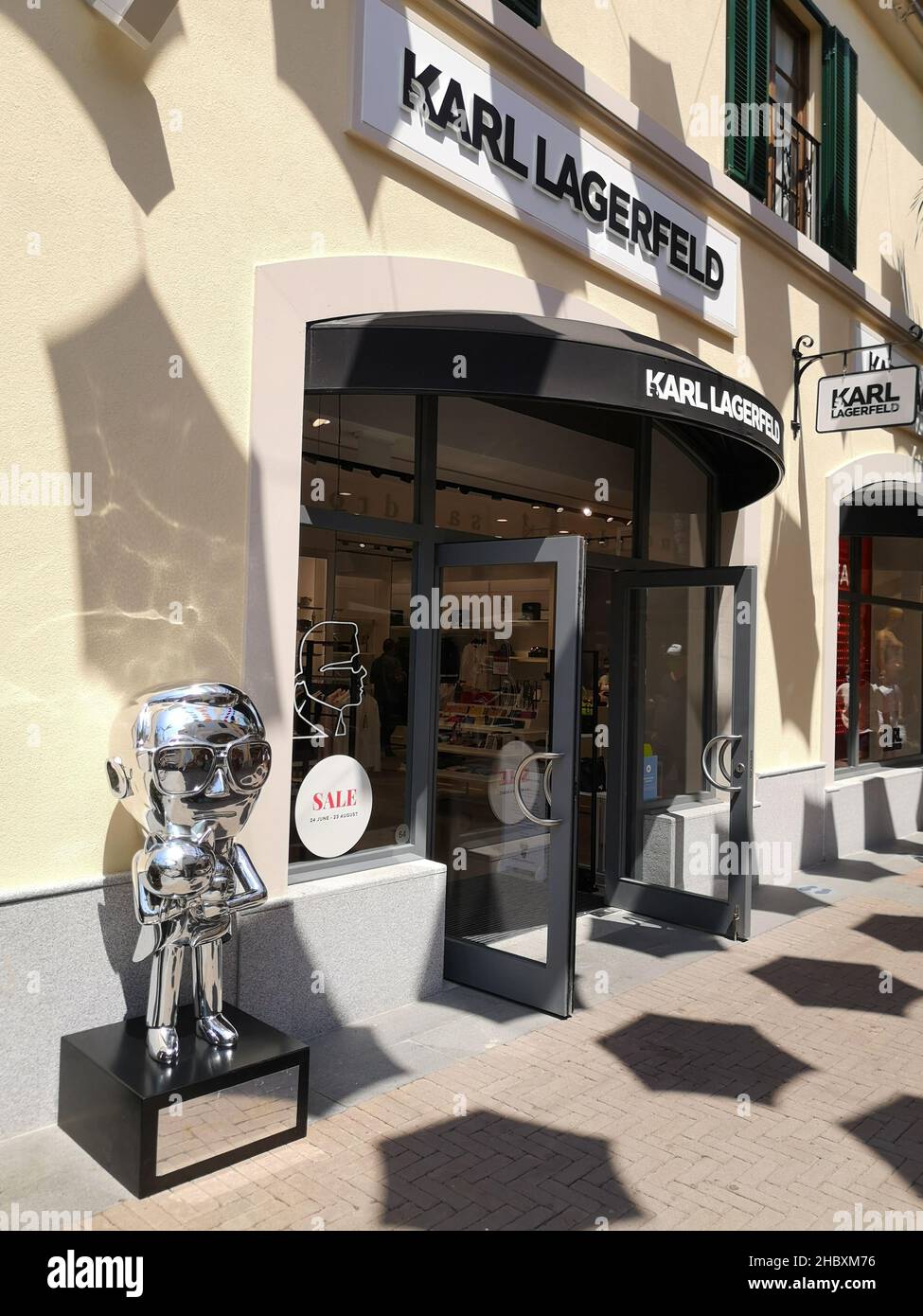Karl lagerfeld logo -Fotos und -Bildmaterial in hoher Auflösung – Alamy