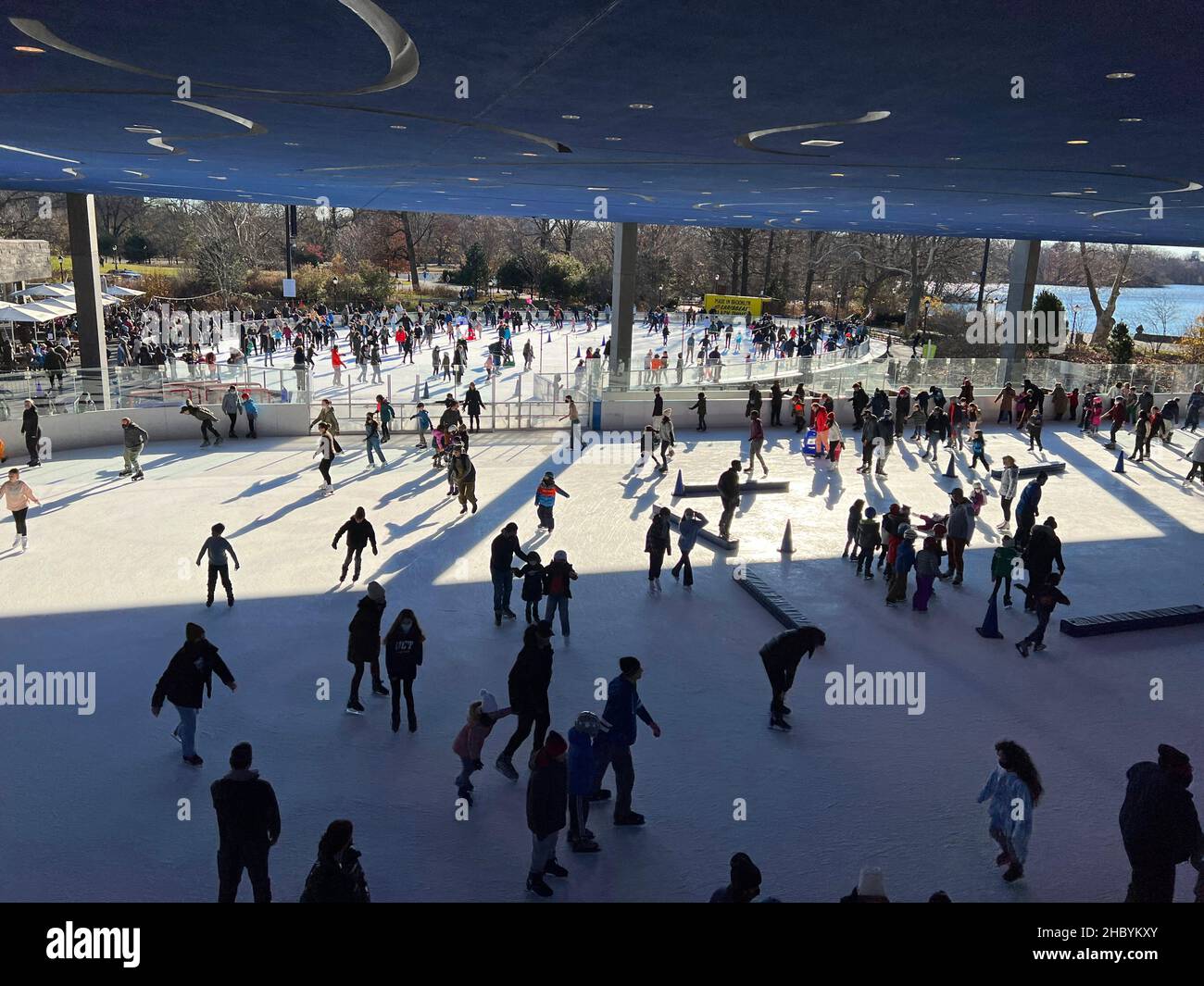 Im LeFrak Center auf den Lakeside Eislaufbahnen im Prospect Park ...