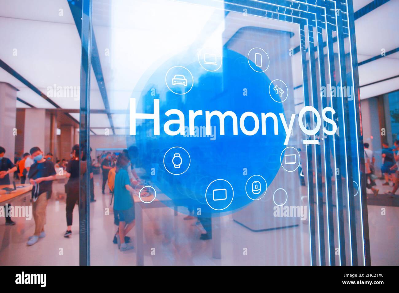 SHANGHAI, CHINA - 14. JUNI 2021 - Verbraucher erleben die Multi-Plattform (Mobiltelefon, PC, TV ...