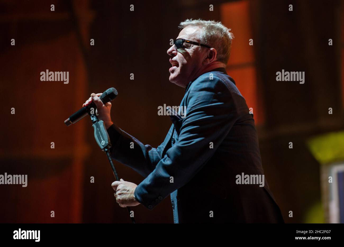 Suggs Madness im Konzert in der M&S Arena Liverpool Dezember 2021 ...